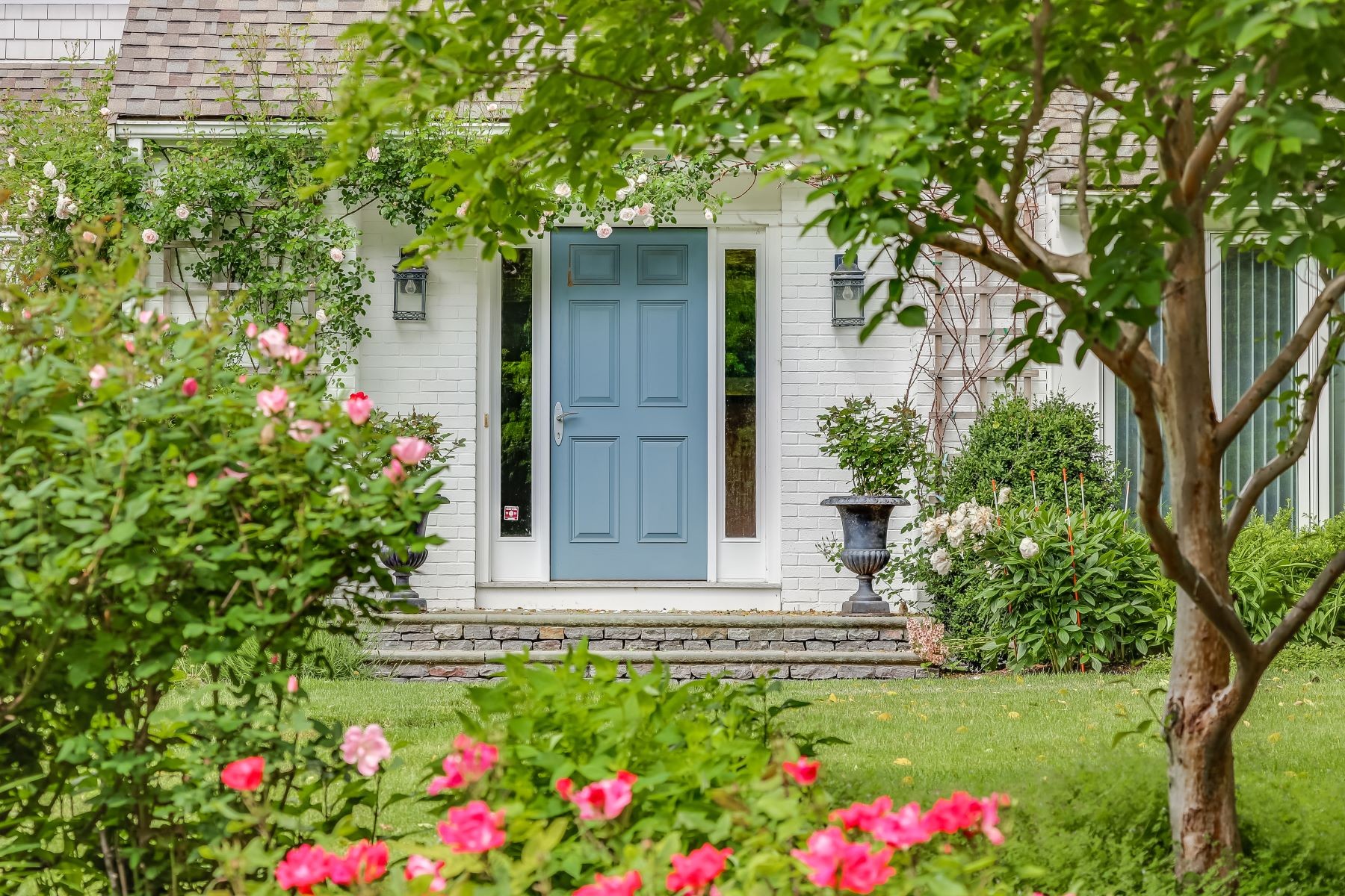 Dramatic Doorways | Five Homes with Colorful Front Doors - Sotheby´s ...