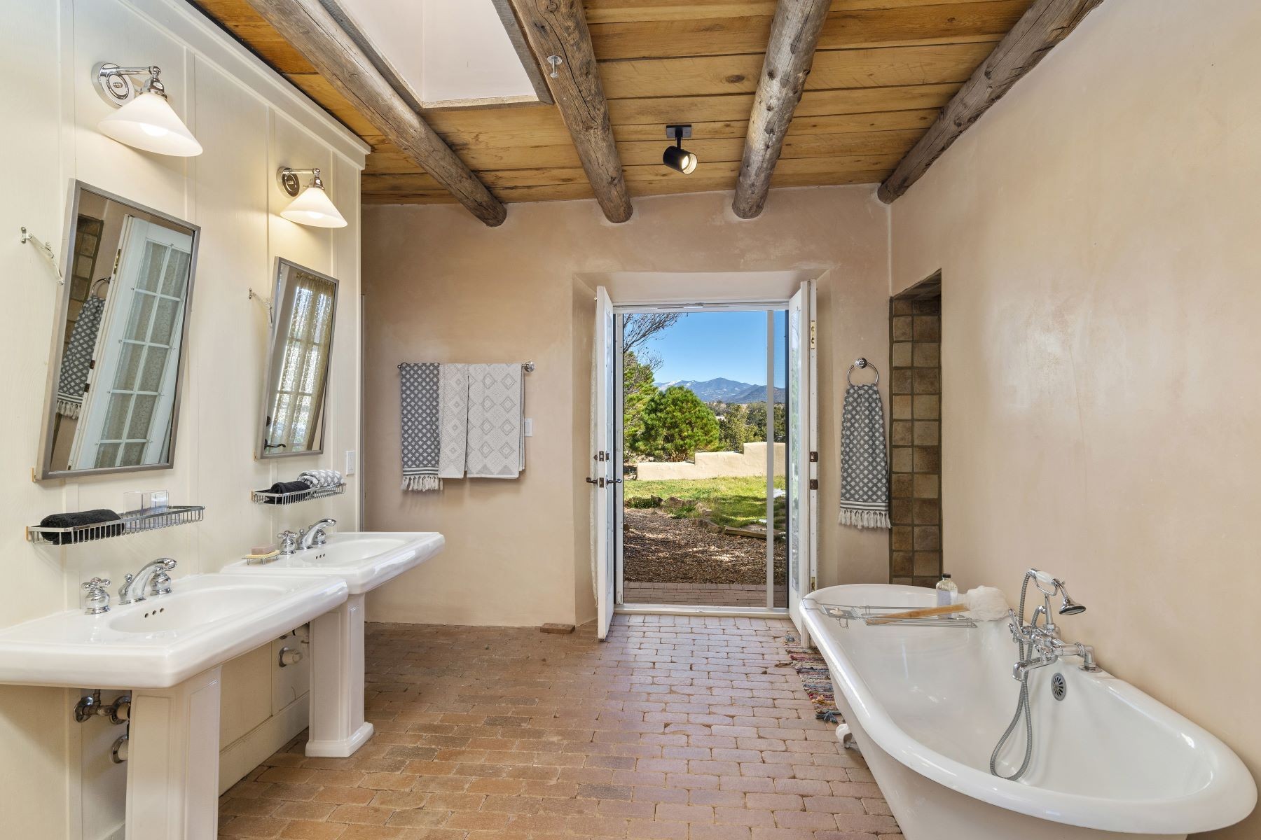 Making a Splash: 5 Homes with Relaxing Claw-Footed Tubs - Sotheby´s ...