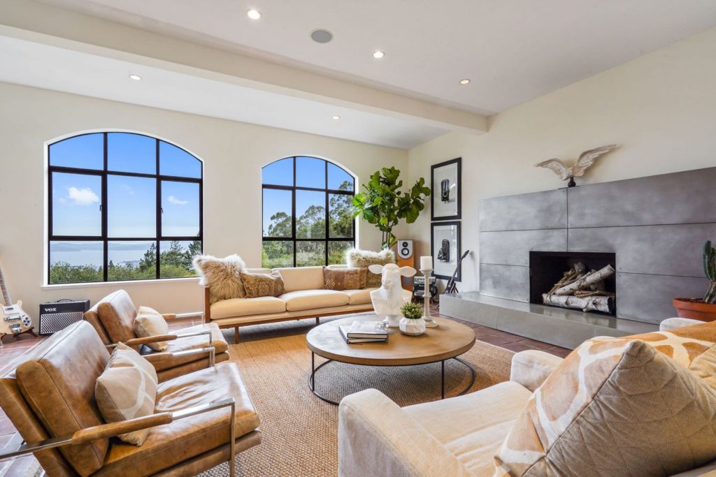Video of the Week: Take a Virtual Tour of a Light-Filled Home in ...