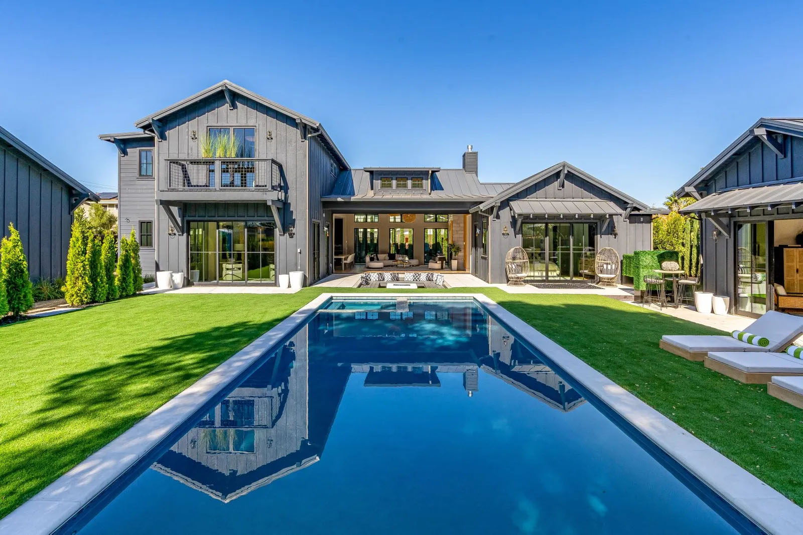 Inside a Contemporary Wine Country Farmhouse - Sotheby´s International ...